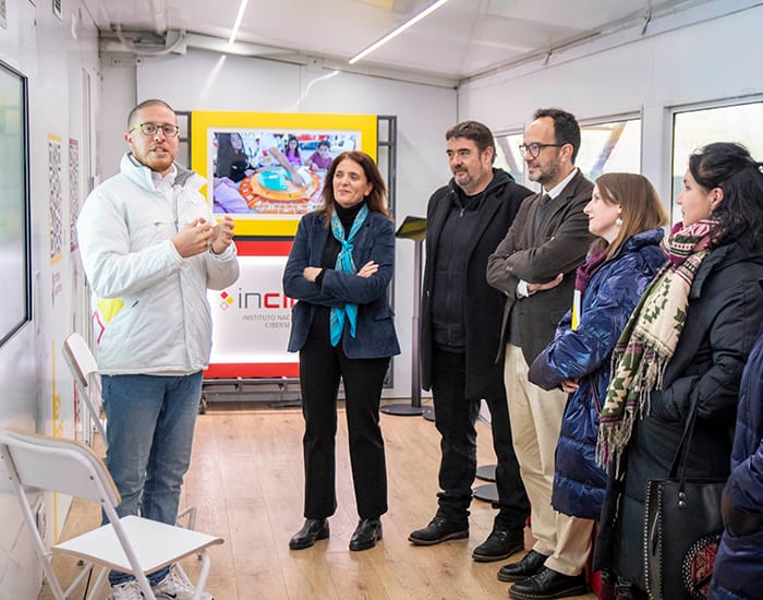 El secretario de Estado ha estado acompañado por la subdelegada del ...